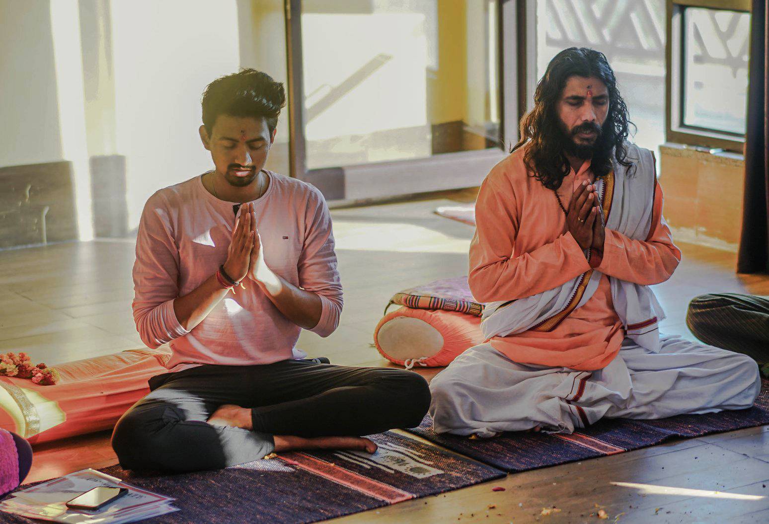 A quoi ressemble la vie dans un Ashram ? - Plateforme de Yoga en Ligne