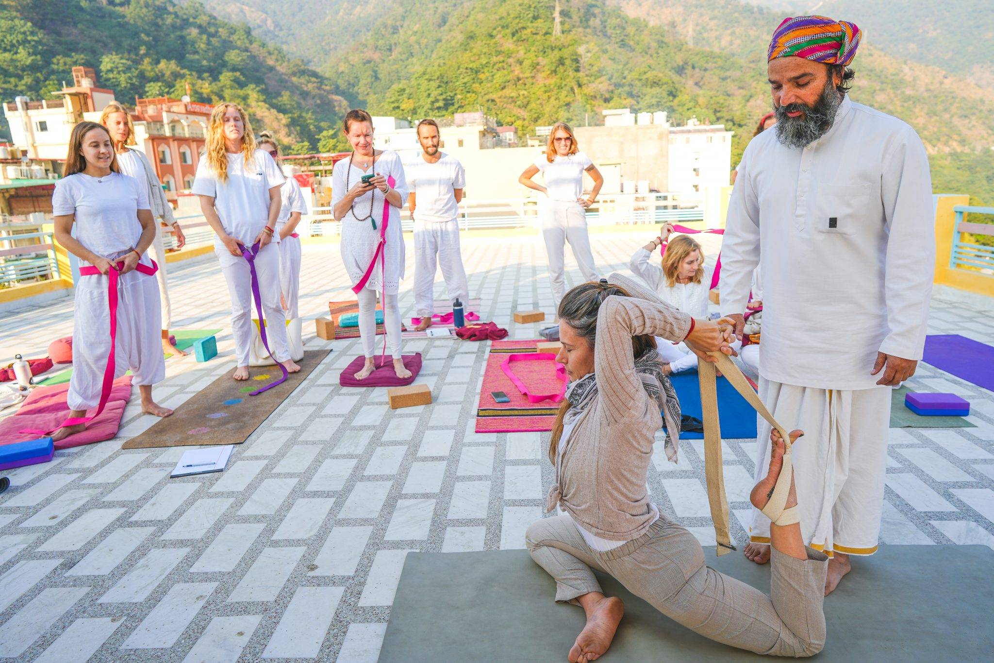 Qu'est ce que l'Akhanda yoga ? - Plateforme de Yoga en Ligne